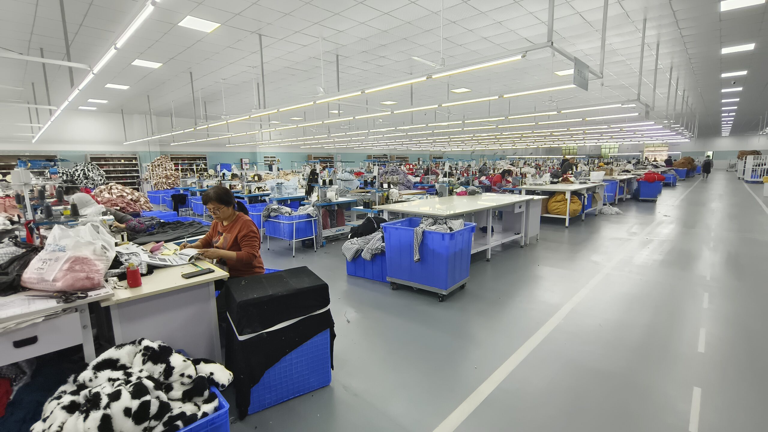 leading low MOQ clothing manufacturer in China-HuiLin Fashion